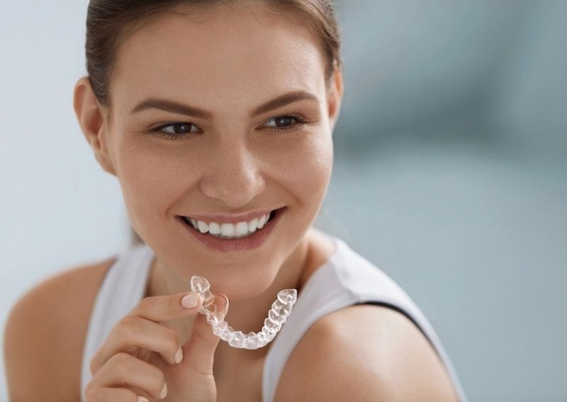Cómo mantener los dientes blancos con frenillos transparentes | alineadorco